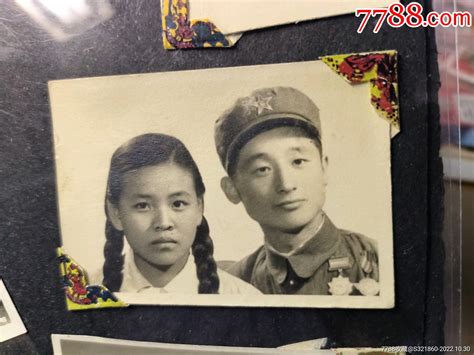 五十年代军人夫妇结婚照片带奖章 老照片 壹颗红星7788收藏