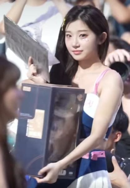 李珠恩正在努力除掉自己的刺青