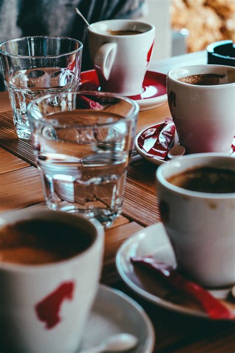Tasse En Céramique Blanche Sur Soucoupe En Céramique Blanche Photo