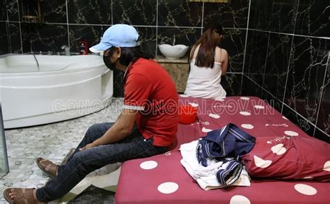Nữ Nhân Viên Massage Không Mảnh Vải Che Thân” Kích Dục Cho Khách