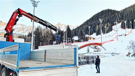 F395a225 Xe Dynamic Crane Engaged In Dismantling Equipment Near The