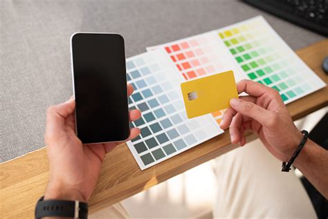 빈 화면과 은행 카드가 있는 전화기를 들고 있는 남성의 손 Brand Name Mobile Payment에 대한 스톡 사진 및 기타 이미지 Brand Name