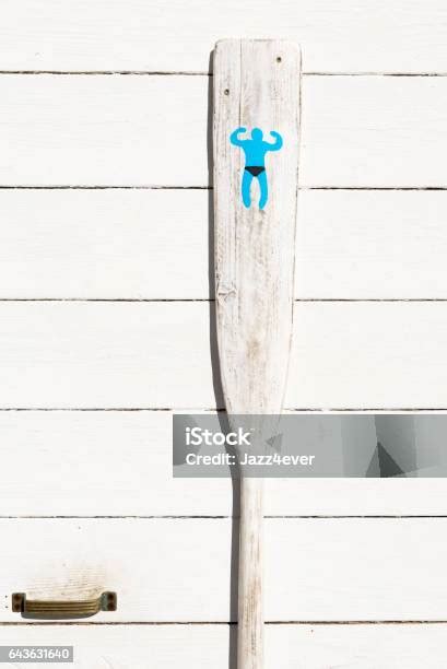 각 받는 사람에 게 남성 여성 장애인의 상징으로 장식 된 노 함께 화장실의 문 0명에 대한 스톡 사진 및 기타 이미지 0명