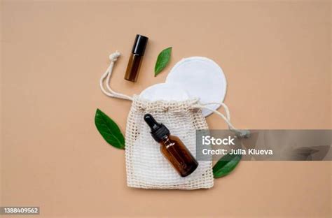 베이지 색 배경 플랫 평신도 상단에 면 끈 가방에 로션 재사용 가능한 면 패드의 용기 천연 유기농 에코 화장품 뷰티 살롱