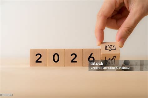 2026 비즈니스 성장 및 파트너십 전략 개념 2026이 표시된 나무 블록과 악수 및 위쪽 그래프 아이콘 비즈니스 성장을 위한 협업 및 생태계 비즈니스 전략 2026년에