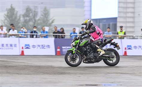 中国西部国际投资贸易洽谈会视频新闻 雨战！西洽会重点赛事金卡纳摩托车技巧绕桩赛精彩上演