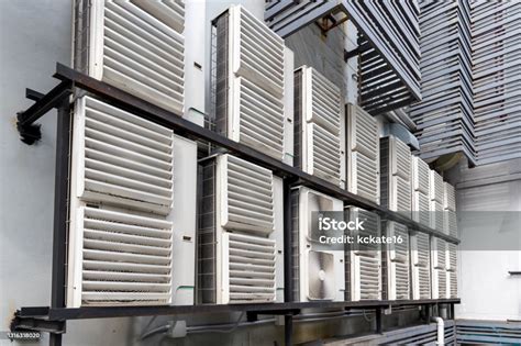 오래된 건물에 설치된 에어컨 압축기 건물 외부에 설치된 야외 분할 벽형 에어컨 컴프레서 장치 인버터 에어컨 압축기 실외 장치 바람에 대한 스톡 사진 및 기타 이미지 Istock