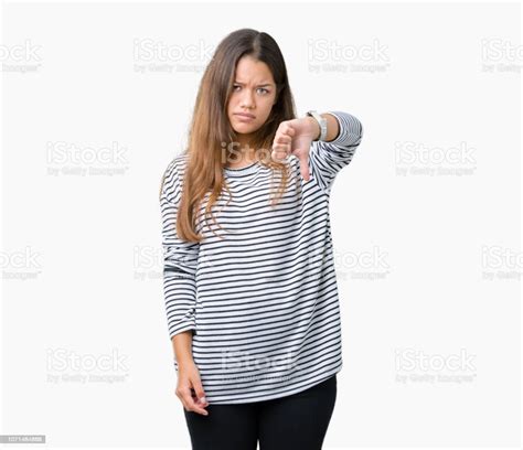 젊은 아름 다운 갈색 머리 여자 불행 하 고 화가 거절을 보여주는 제스처 반대와 부정적인 보고 격리 된 배경 위에 줄무늬