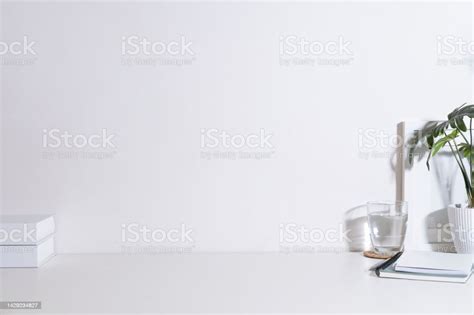 하얀 테이블에 책 물 한 잔 화분이 있는 최소한의 작업장 텍스트를위한 공간을 복사하십시오 0명에 대한 스톡 사진 및 기타 이미지