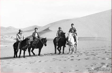 1943年甘肅敦煌八景之一的月泉曉澈莫高窟外騎馬的女人 每日頭條
