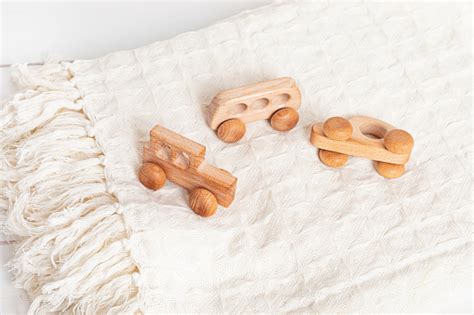 에코 악마 아이 나무 장난감 아기와 유아를 위한 지속 가능한 발달 감각 장난감 0명에 대한 스톡 사진 및 기타 이미지 0명