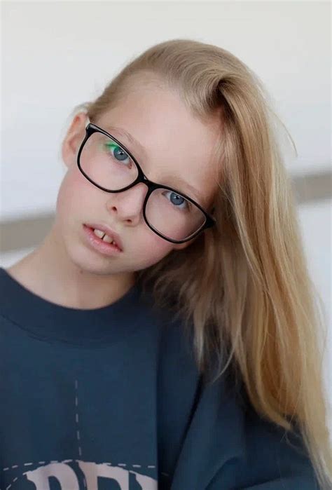 Height 140cm 4 7 Shoe 35 Eu 3½ Us 2½ Uk Hair Blond Eyes Blue