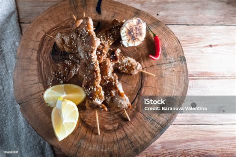 나무 배경에 꼬치에 고기의 조각을 식욕을 돋우는 음식 및 서빙 컨셉 고기에 대한 스톡 사진 및 기타 이미지 고기 구이 굽기 Istock