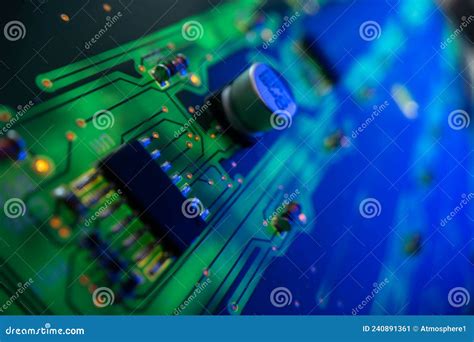 Detalle De Resistencias De Microprocesadores Y Condensadores Soldados A Un Pcb Verde Brillante