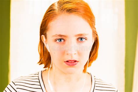 Молодая девушка Redhead с наушниками Стоковое Фото изображение