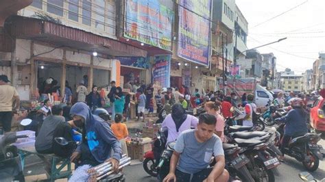 H 1 Tahun Baru 2023 Warga Manado Sulawesi Utara Ramai Berburu Kembang