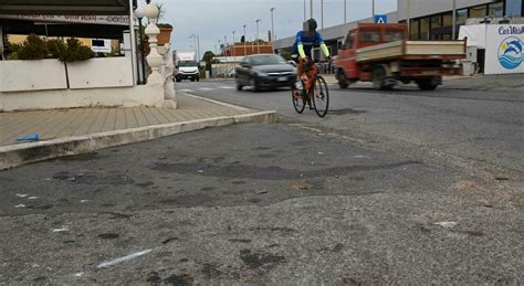 Civitavecchia travolto da auto pirata mentre è in sella alla sua bici