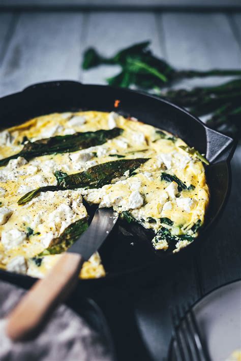 Bärlauch Frittata mit grünem Spargel Spinat und Feta moey s kitchen