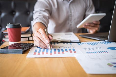 보고서 문서 및 분석 그래프 문서에 재무 데이터 계산 재무 통계 작성을 통해 랩톱 컴퓨터에서 투자 프로젝트를 수행하는 사업가 경제에 대한 스톡 사진 및 기타 이미지 Istock