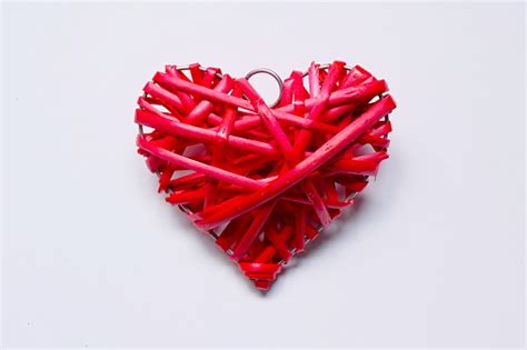 흰색 나무 배경에 빨간색 나무 수공예 심장 기호의 최고 보기 발렌타인 데이 테마 2월에 대한 스톡 사진 및 기타 이미지 2월