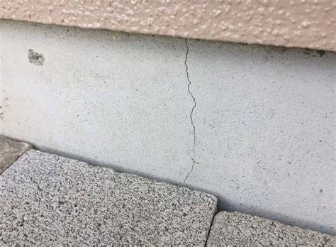 お家の基礎にひび割れ・・・放置すると危険⁈｜現場ブログ｜大阪市の外壁塗装専門店つねペイントにお任せ