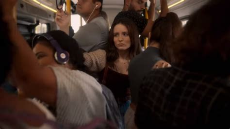 Foto Larissa Manoela surgiu andando de ônibus em meio a polêmicas
