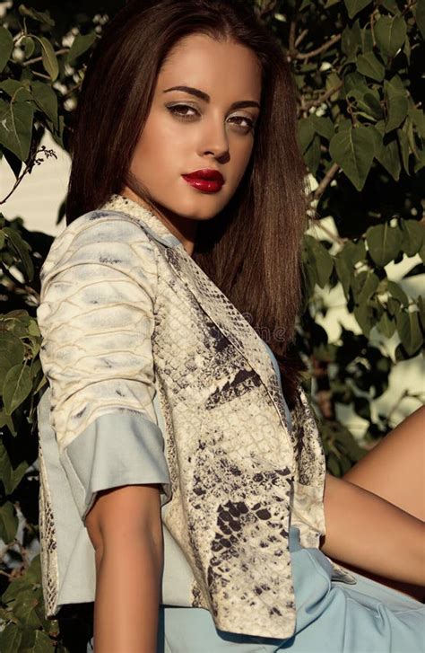 Bella Ragazza Sensuale Con Capelli Scuri Che Portano Vestito E Rivestimento Blu Eleganti