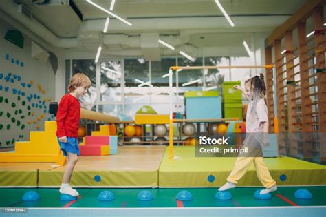 유치원이나 초등학교체육관에서 발 다리 운동을 위해 마사지 고슴도치를하고 있는 아이들 어린이 스포츠 및 피트니스 컨셉 아이에 대한