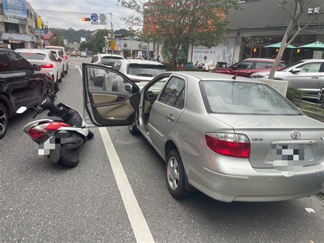 （有片）停車開車門注意！ 花蓮機車騎士撞開啟車門摔傷 Enn台灣電報