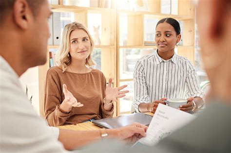 문서 팀워크 또는 비즈니스 사람들 다양성 회의 혁신 마케팅 전략 비전 또는 회사 사명 Seo를 위한 협업 네트워킹 또는 커뮤니케이션 데이터 분석 또는 일정 20 24세에