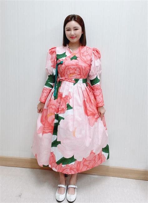 가인꽃이 피었습니다 송가인 봄을 알리는 화사한 한복 자태 공개 우리 예쁜 한복