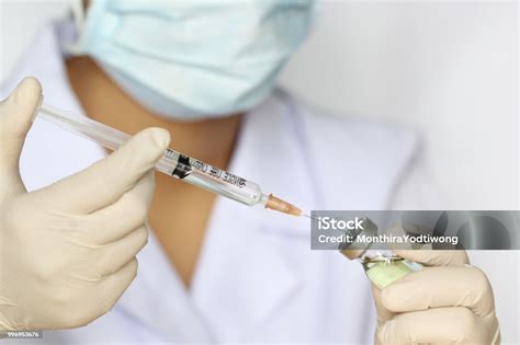 Dokter Memegang Tangan Menggambar Jarum Suntik Dan Botol Obatobatan