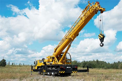 mobile crane with risen boom outdoors 関根エンタープライズグループ