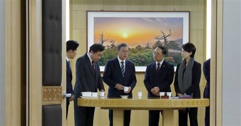 얘기 나누는 문 대통령과 총리 부총리