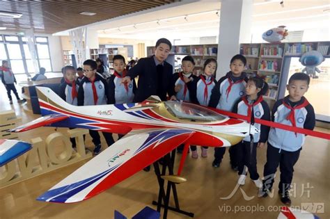 江苏苏州：航空模型展走进校园 点燃孩子航空梦 人民图片网