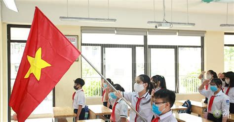 Học Sinh đeo Khẩu Trang Chào Cờ Tại Lớp Học Trong Ngày đầu Trở Lại Trường