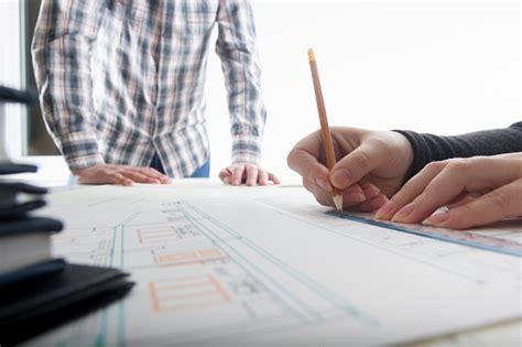 청사진 부동산 프로젝트에 종사하는 건축가 건축가 작업장 건축 프로젝트 청사진 통치자 계산기 노트북 및 디바이더 나침반 건설 개념입니다 엔지니어링 도구 가까운에 대한 스톡