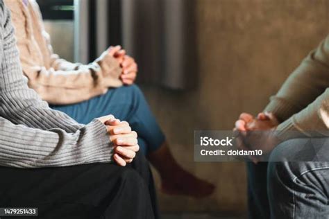 예배를기도하는 아시아 사람들의 작은 그룹은 믿습니다 친구들의 팀은 성경을 공부하기 전에 함께 예배합니다 교회에서 함께 기도하는 가족 기도 개념으로 배우는 소그룹 25 29