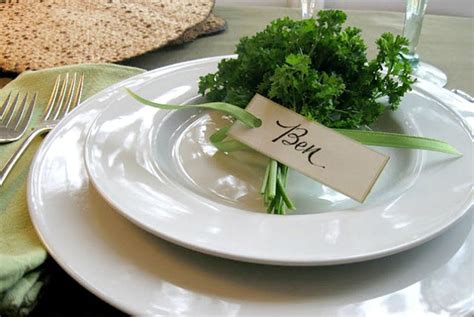 Beautiful Tablescape Ideas For Your Seder Dinner Passover Table Setting Passover Table