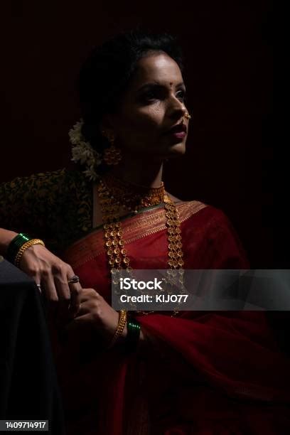 Wanita Muda India Mengenakan Saree Merah Tradisional Maharashtrian