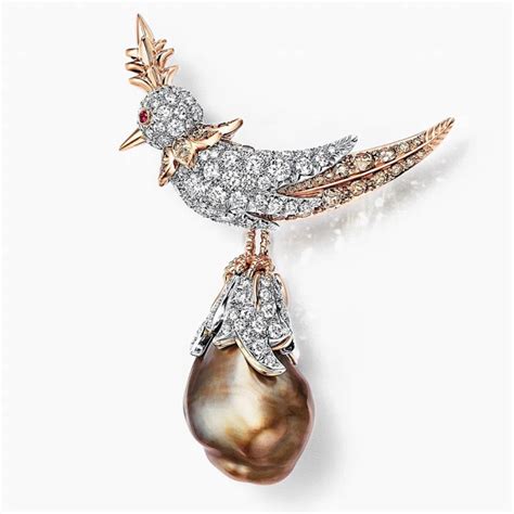Bird On A Pearl 金质胸针，by Tiffany 运用铂金和玫瑰金制作，镶嵌香槟色巴洛克天然海水珍珠，镶嵌香槟色钻石，无色钻石和