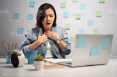 노트북에서 일하는 아시아 여성은 집에서 열이 아파서 병에 걸렸습니다 The Wfh 집에서 일하십시오 예방 코로나바이러스
