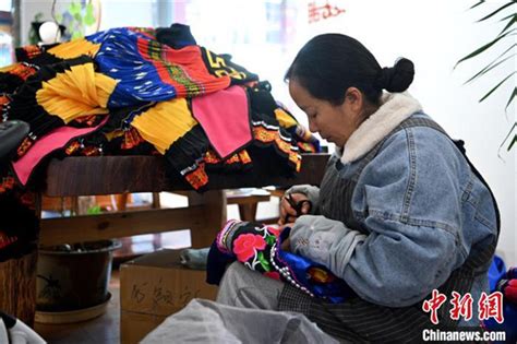 中国楚雄彝绣“织”船出海 千年技艺“活”出精彩