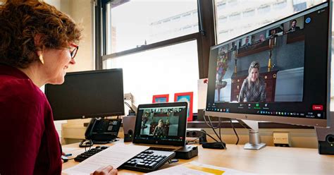 Koningin Máxima Laat Zich Op Universiteit Utrecht Online Bijpraten Over
