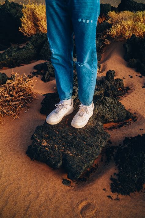 Foto Las Piernas Y Los Pies De Una Persona Sobre Una Roca Imagen