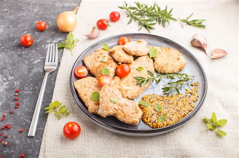 검은 콘크리트 배경과 린넨 직물에 회색 세라믹 접시에 토마토와 허브와 돼지 갈비 튀김 측면 보기 클로즈업 0명에 대한 스톡 사진