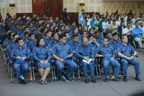 ឧបនាយករដ្ឋមន្ត្រី សាយ សំអាល់ សំណេះសំណាលជាមួយមន្ត្រីដែនដី និងជំរុញការចុះបញ្ជីដីធ្លីក្នុងភូមិ