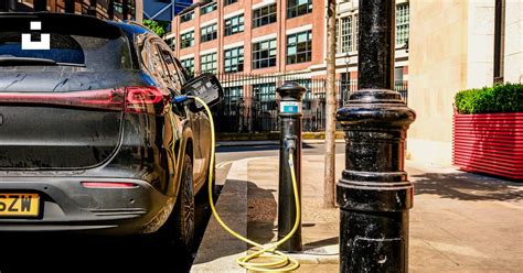 충전소에 연결된 전기 자동차 사진 Unsplash의 무료 자동차 이미지