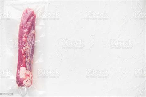 육류 제품 돼지 필레 텐들로인의 진공 포장 흰색 돌 배경에 상단 보기 플랫 레이 카피 스페이스와 텍스트 공간을 가진 돼지고기에 대한 스톡 사진 및 기타 이미지 Istock
