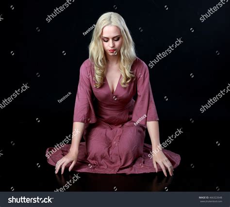 3729 Imágenes De Woman In Dress Kneeling Imágenes Fotos Y Vectores